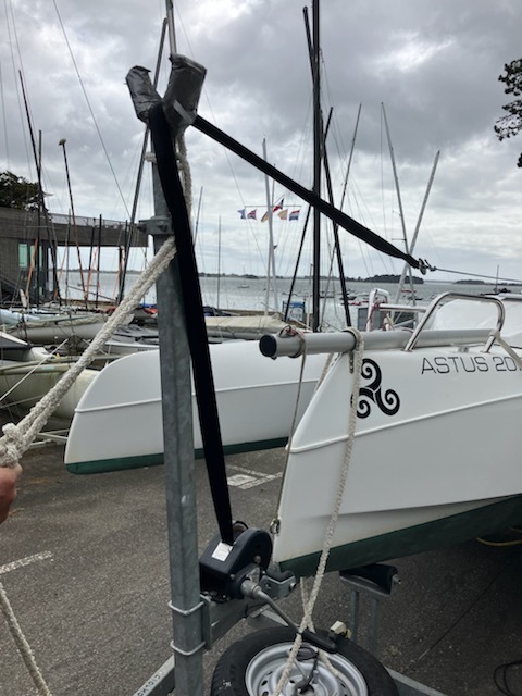 Mâtage à l’aide du treuil de remorque - Astus Boats Club - Association ...